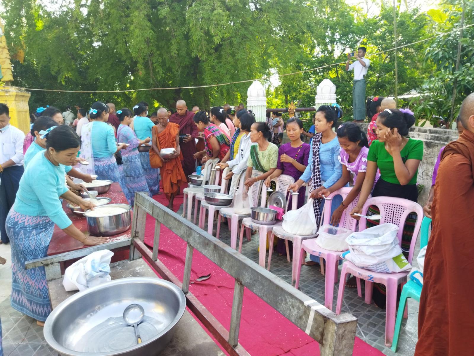 နတ်မောက်မြို့ ရွှေဘုံသာမိုးကောင်းစေတီတော်ဘုရာကြီး ရင်ပြင်တွင် ဆွမ်းဆန